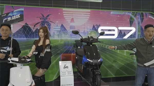 3499元起 绿源液冷全能旗舰S70发布：石墨烯电池能跑120km | 石墨烯网